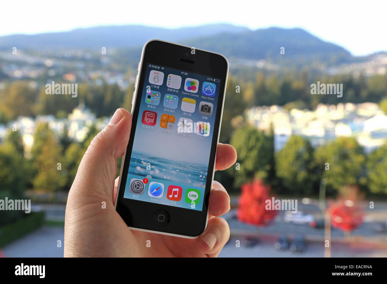 Hand with iphone hi-res stock photography and images - Alamy