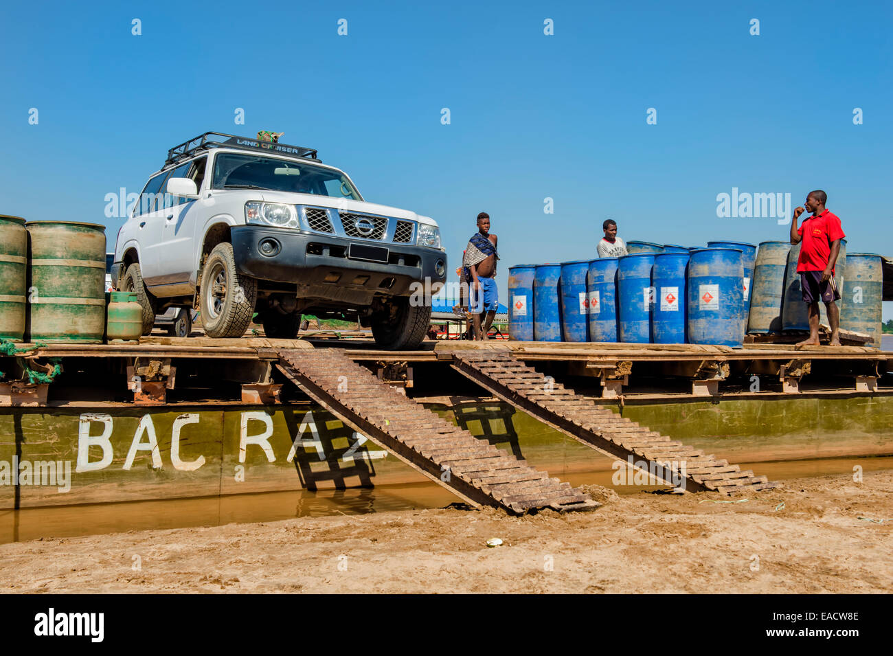 Four wheel drive car offloading from a ferry, Belo sur Tsiribihina ...