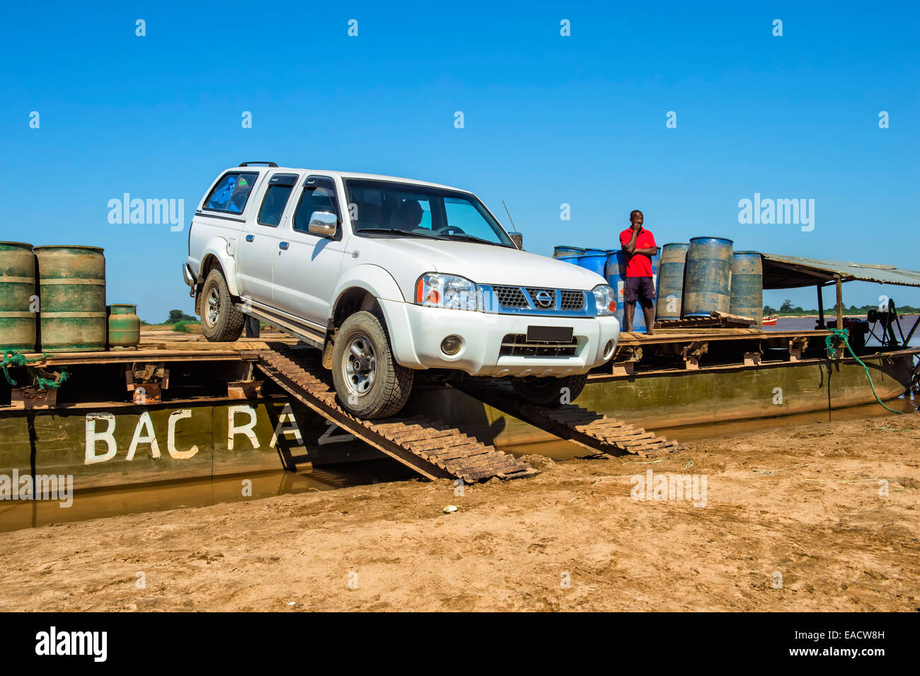 Four wheel drive car offloading from a ferry, Belo sur Tsiribihina ...