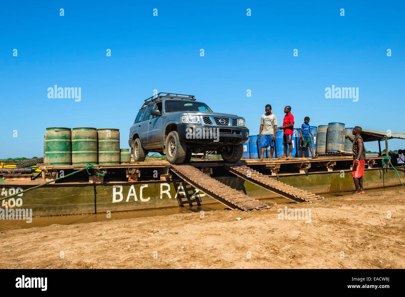 Four wheel drive car offloading from a ferry, Belo sur Tsiribihina ...