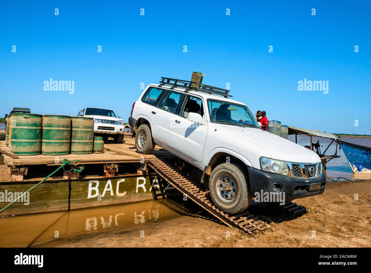 Four wheel drive car offloading from a ferry, Belo sur Tsiribihina ...