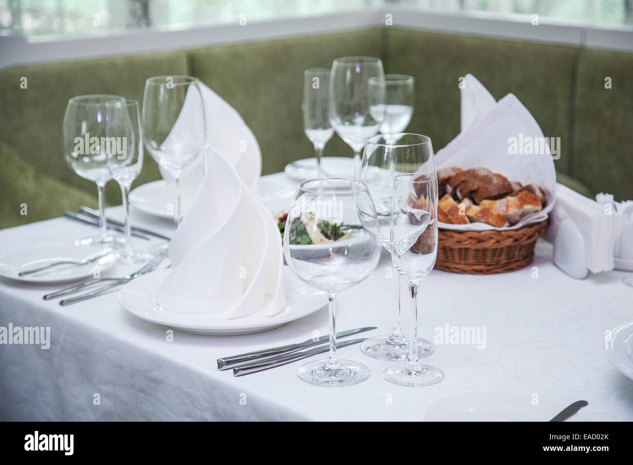 Festival table setting at the restaurant Stock Photo - Alamy