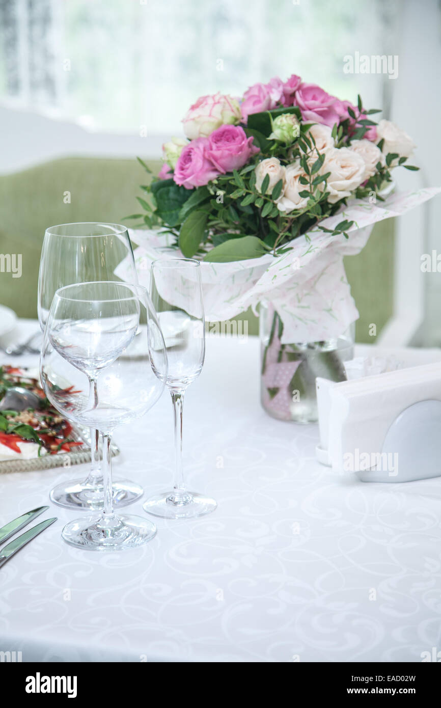 Festival table setting at the restaurant Stock Photo - Alamy