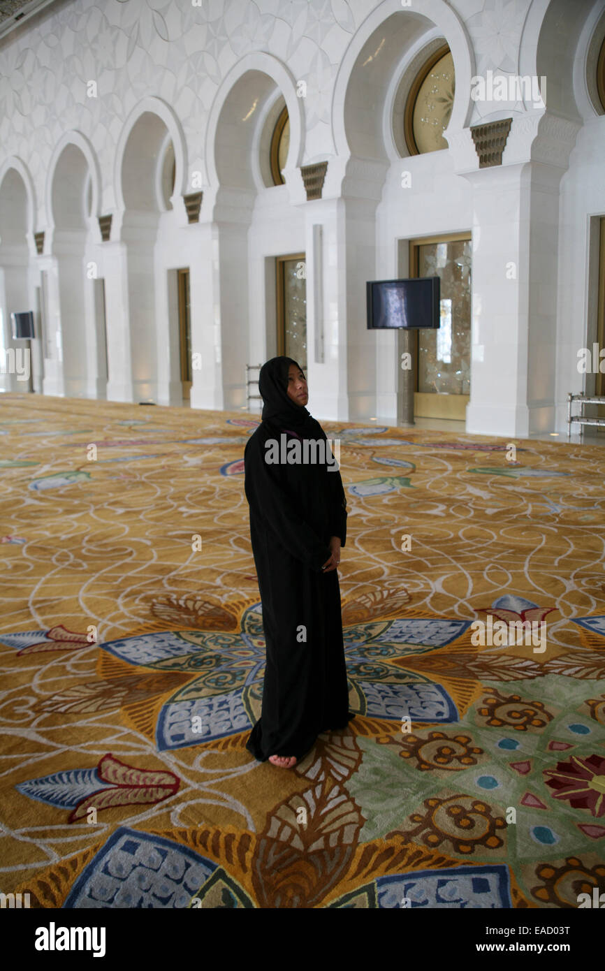 Faithful woman in Sheikh Zayed Mosque, women's prayer room, Abu Dhabi ...