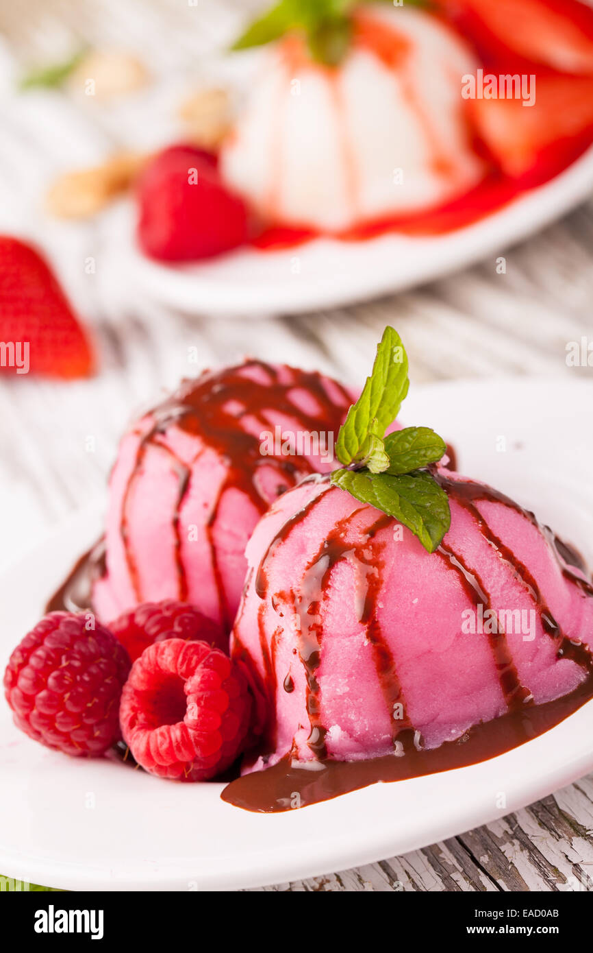Ice cream raspberry cup hi-res stock photography and images - Alamy