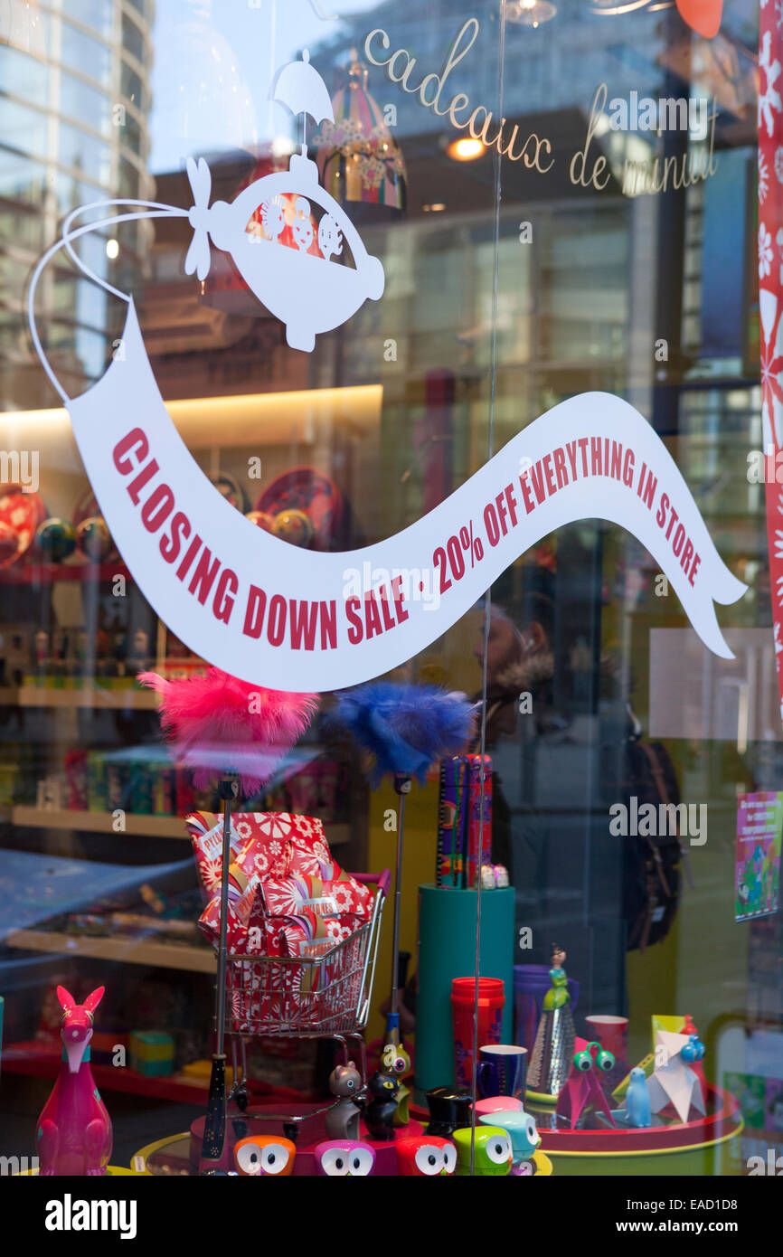 Retail outlets shops stores closing down Stock Photo - Alamy