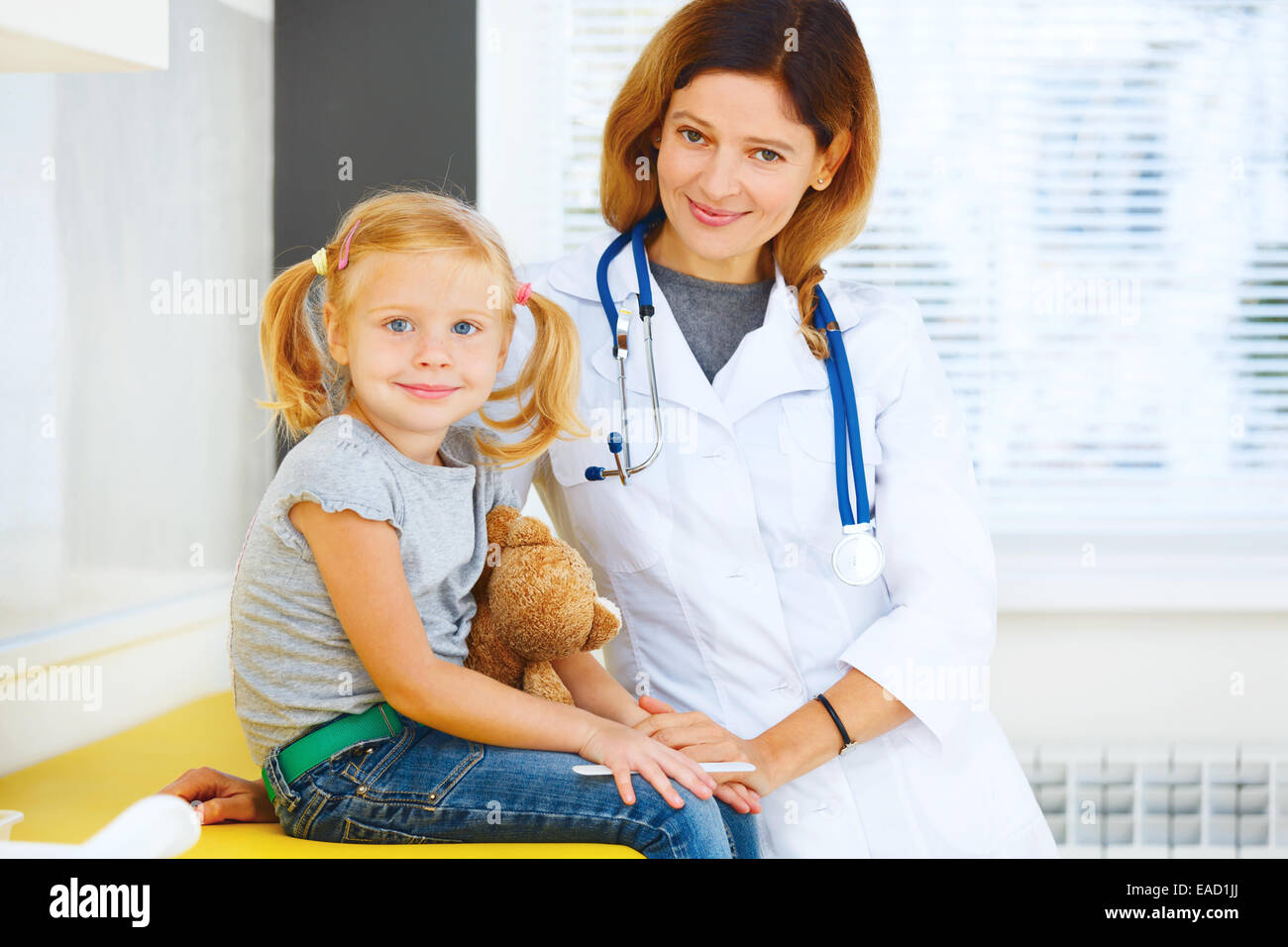 Portrait of pediatrician and little girl patient Stock Photo - Alamy
