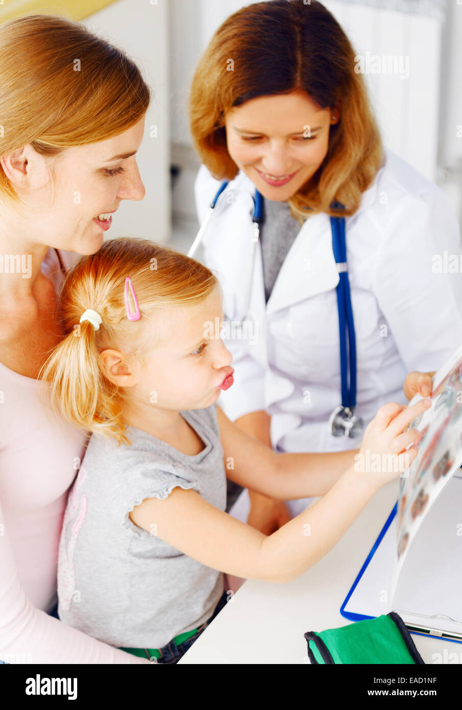 Child doctor pediatrician illustration hi-res stock photography and ...