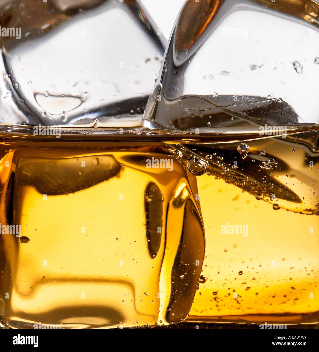 Glass whiskey golden ice cubes hi-res stock photography and images - Alamy