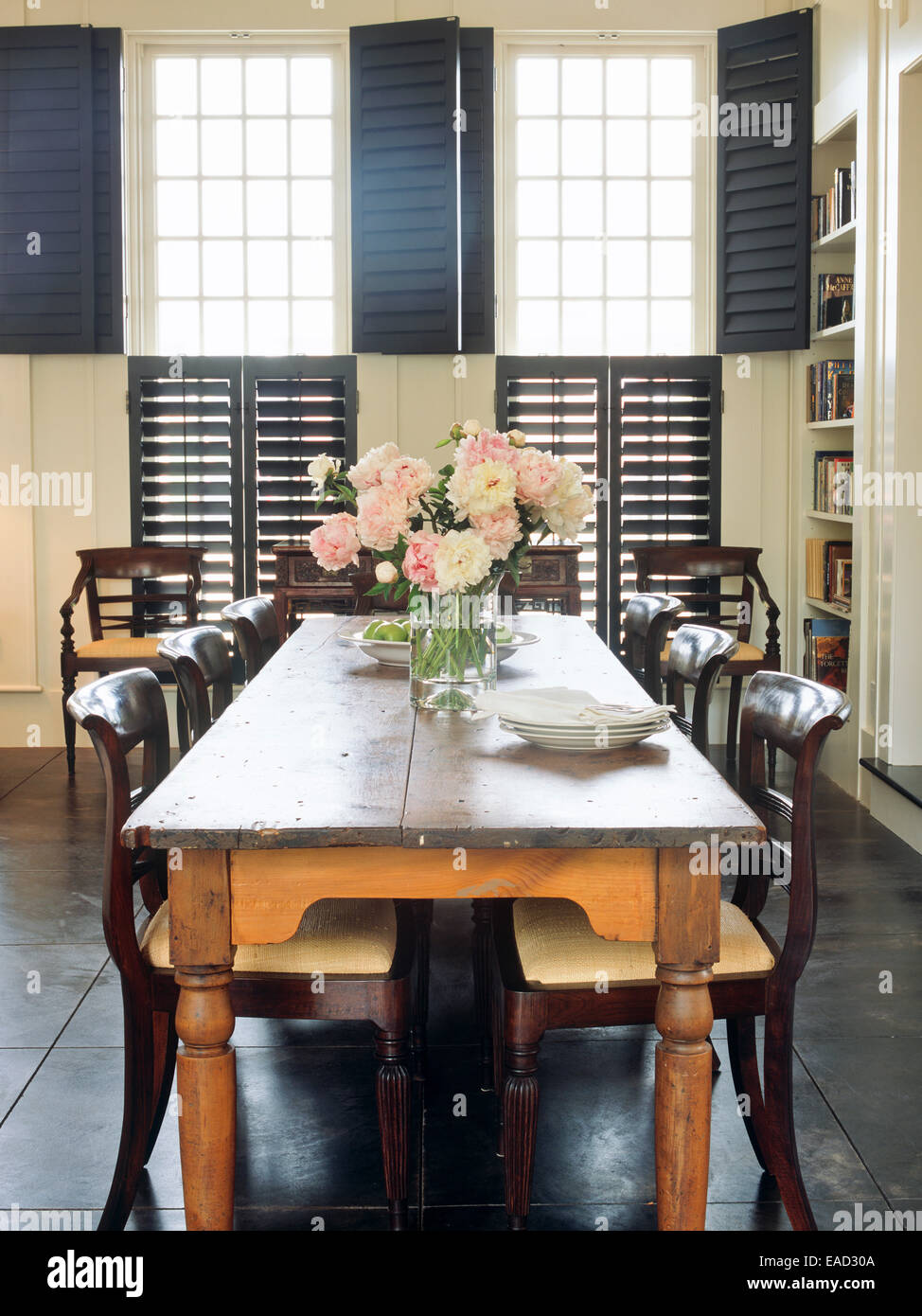 dining room with flowers and plates Stock Photo - Alamy