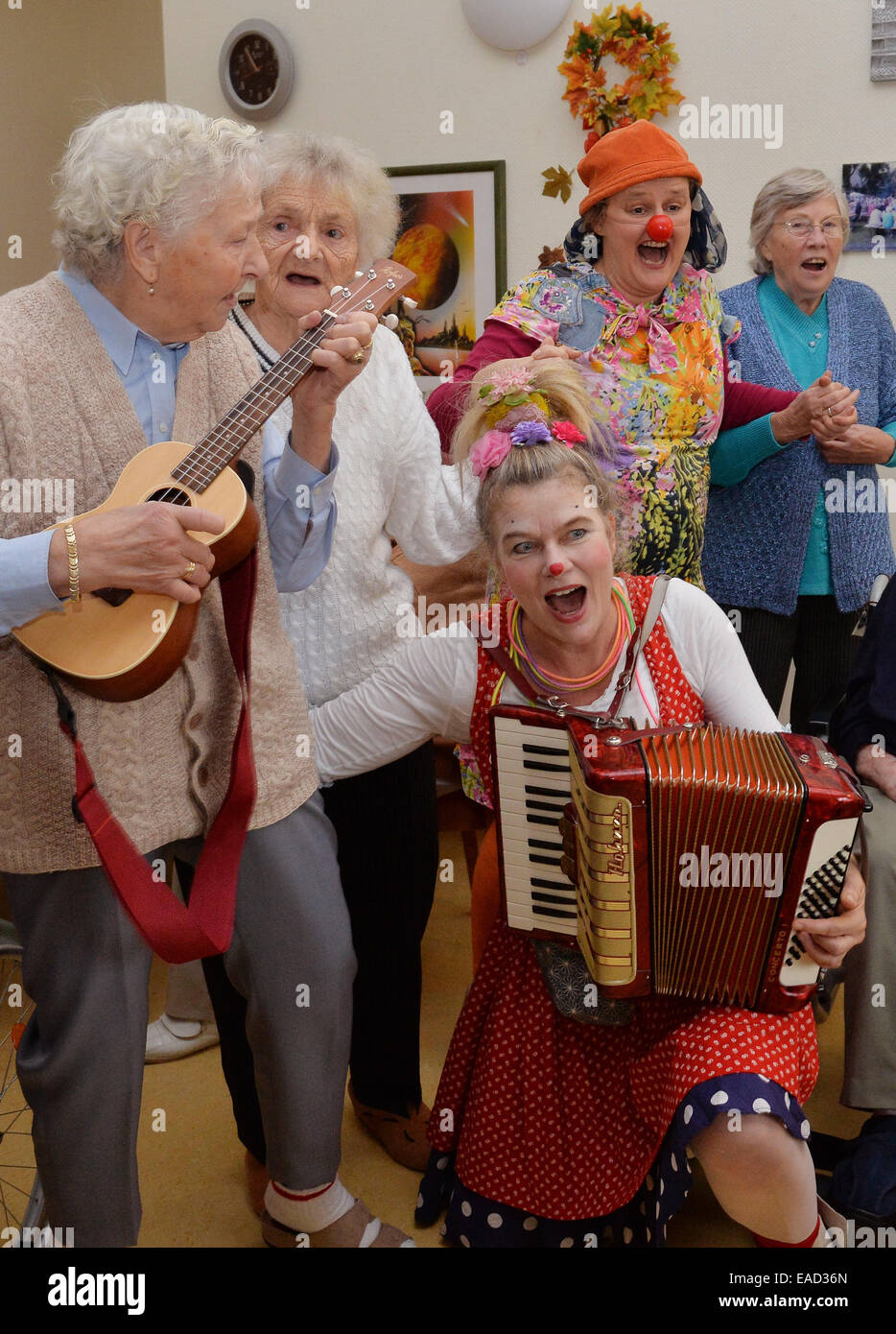 Werder, Germany. 12th Nov, 2014. The clinic clowns Vitamine (FRONT) and ...