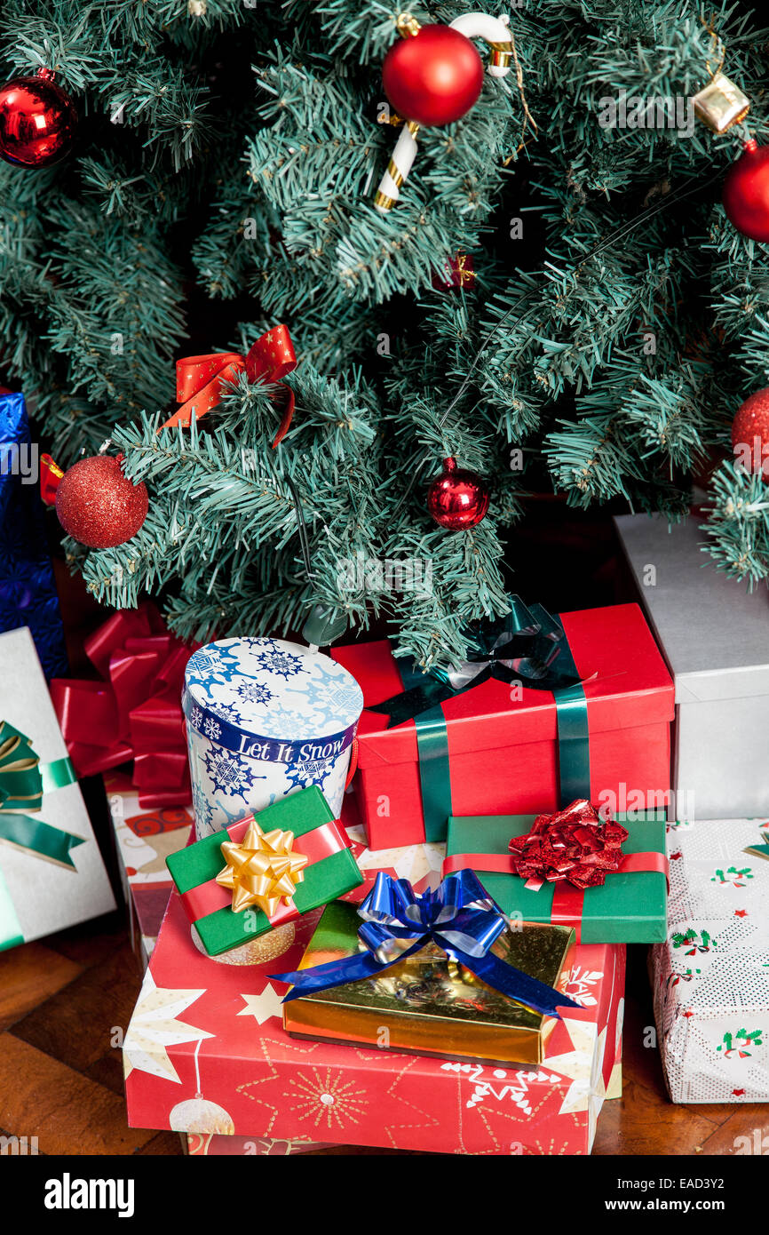 The presents under the christmas tree Stock Photo - Alamy
