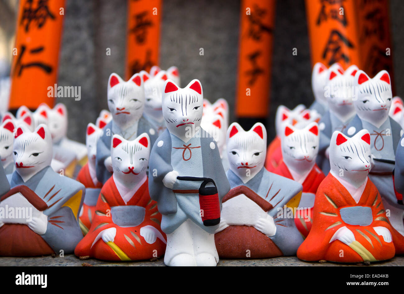 Little fox statues at Fushimi Inari Shrine in Kyoto, Japan Stock Photo ...