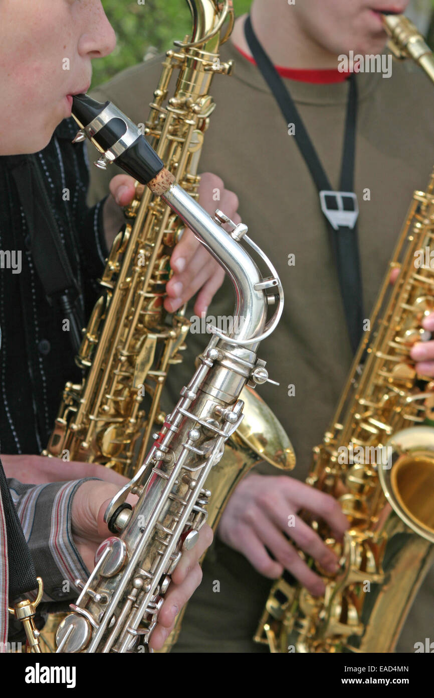 Tenor saxophones hi-res stock photography and images - Alamy