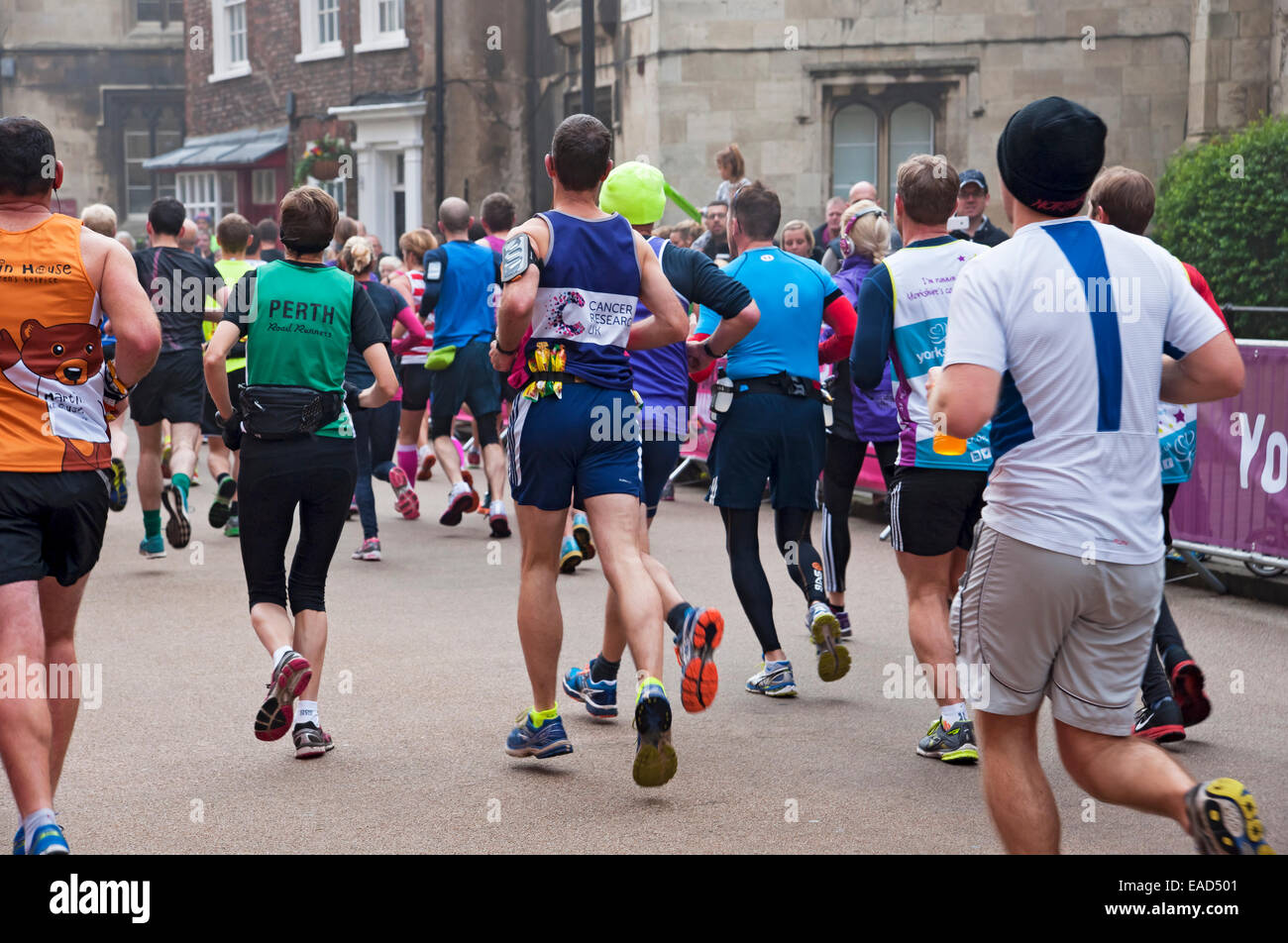 Competitors people runners running through the city centre in the ...