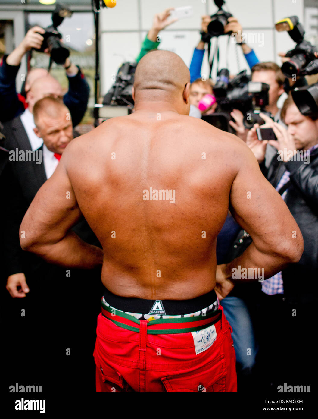 Hamburg, Germany. 12th Nov, 2014. Boxer Sahnnon Briggs tries to crash ...