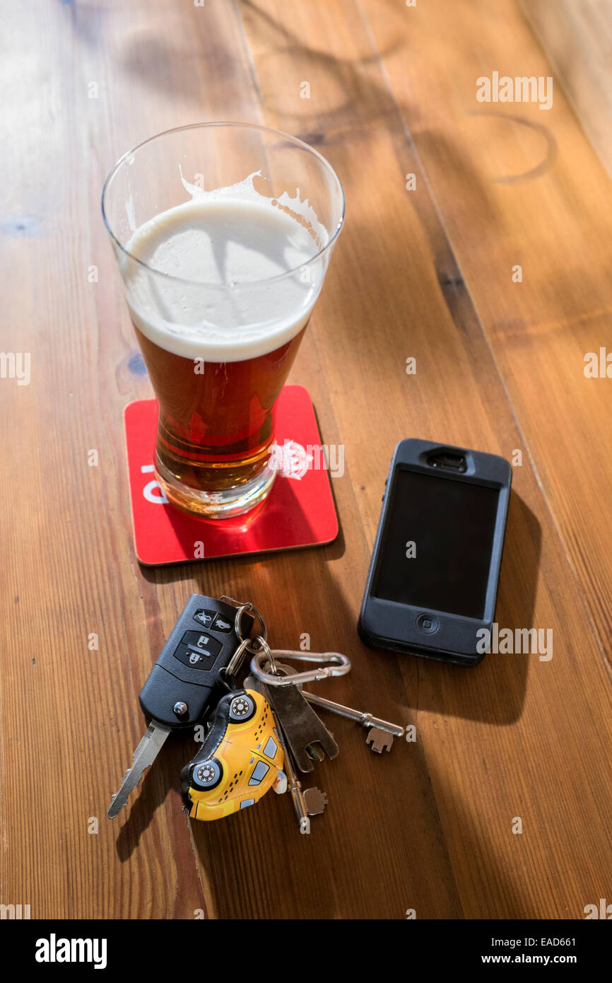 Drunk man mobile phone hi-res stock photography and images - Alamy