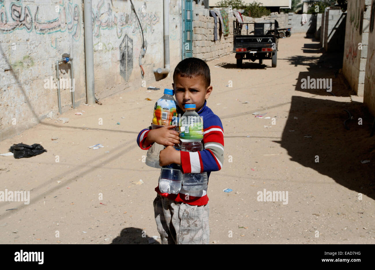 12 bottles of water hi-res stock photography and images - Alamy