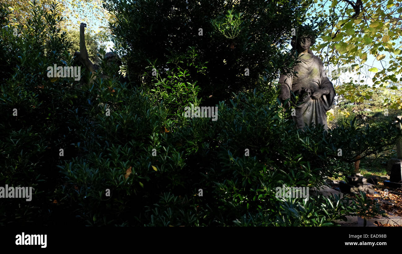 Hidden statues hi-res stock photography and images - Alamy