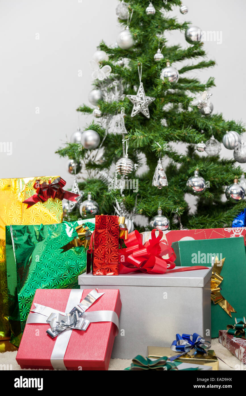 The christmas tree with presents Stock Photo - Alamy