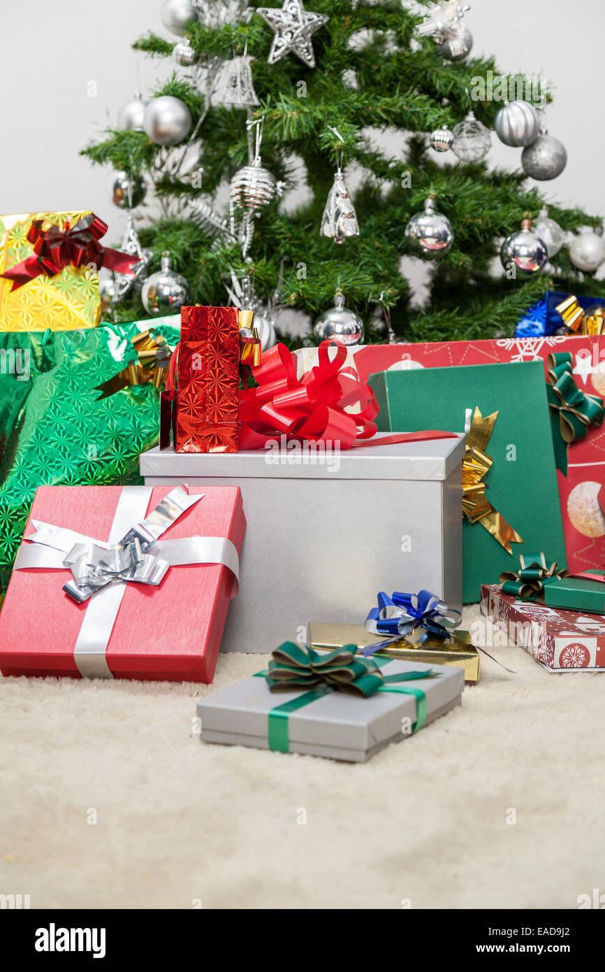The christmas tree with presents Stock Photo - Alamy