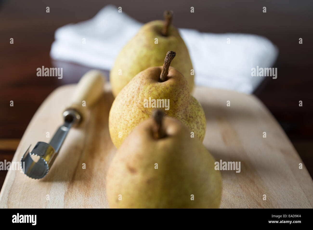 Board fresh green pears hi-res stock photography and images - Alamy