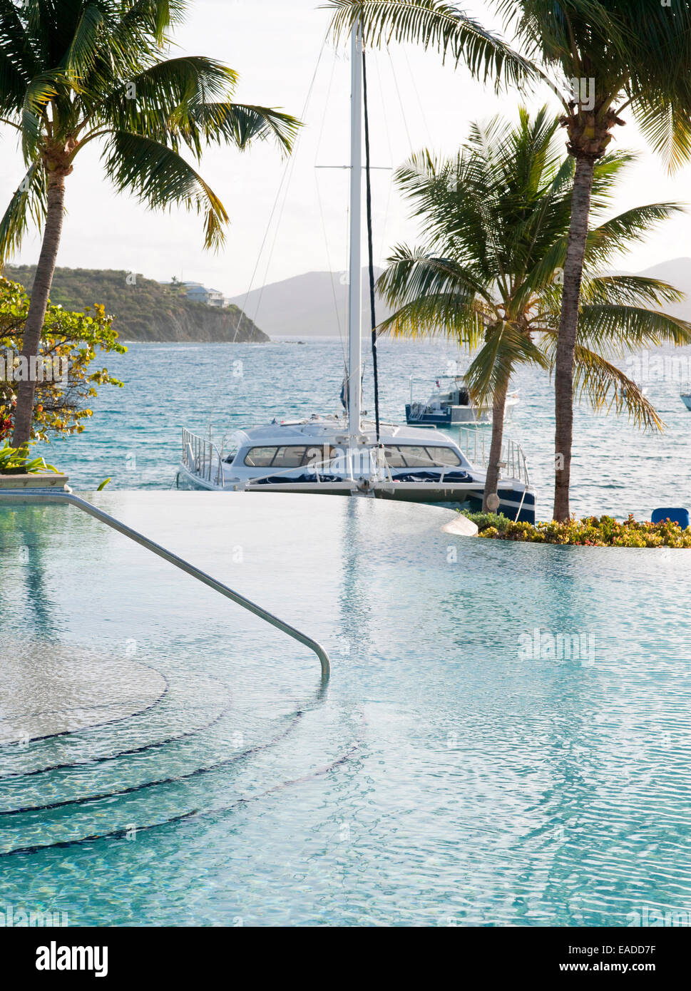 Sea water infinity pool hi-res stock photography and images - Alamy
