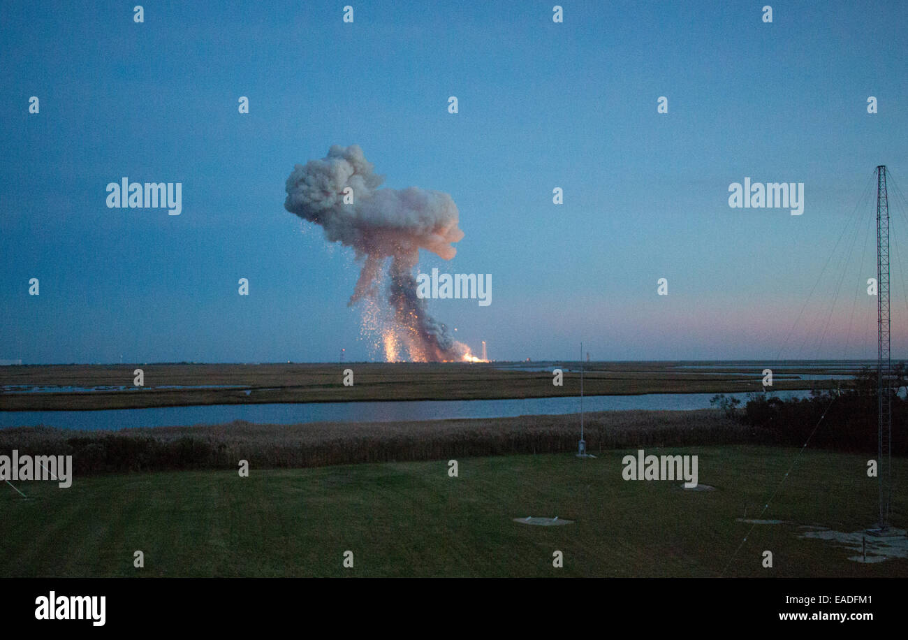 Exploding space station hi-res stock photography and images - Alamy