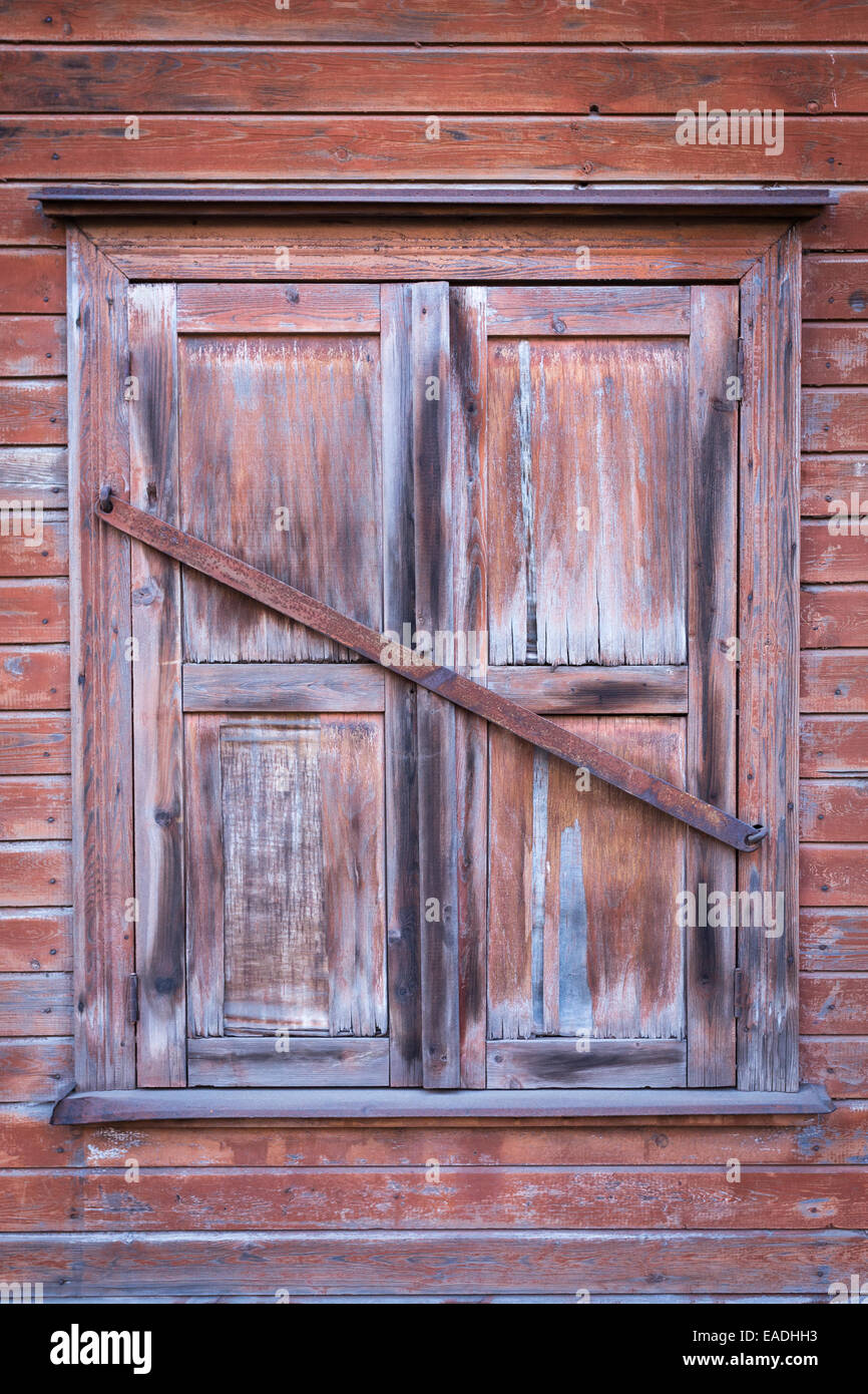 Closed wooden window hi-res stock photography and images - Alamy
