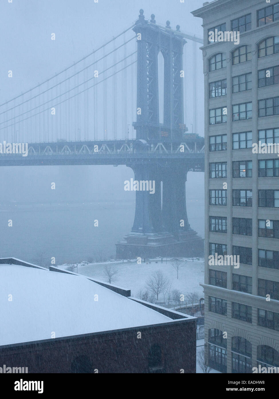 Manhattan Bridge In Snow Stock Photo - Alamy