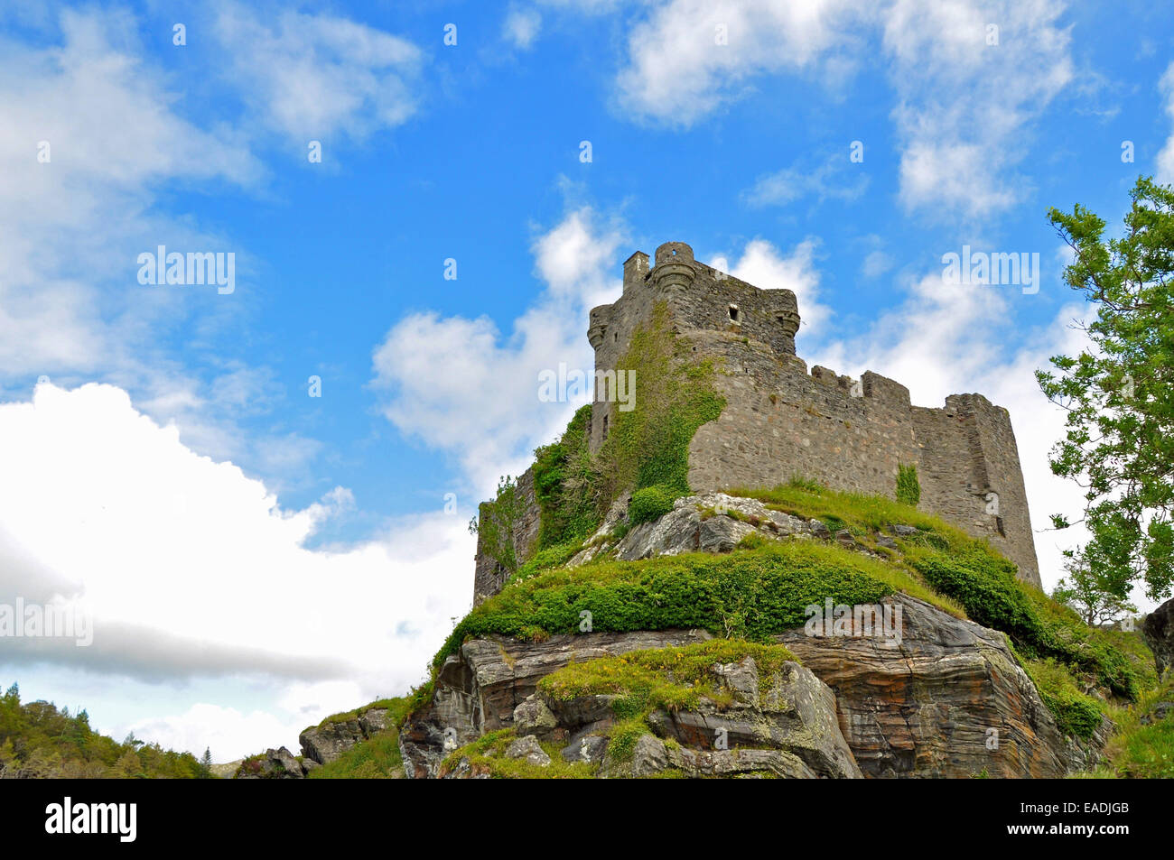 Ruins castle on top rocky hi-res stock photography and images - Alamy