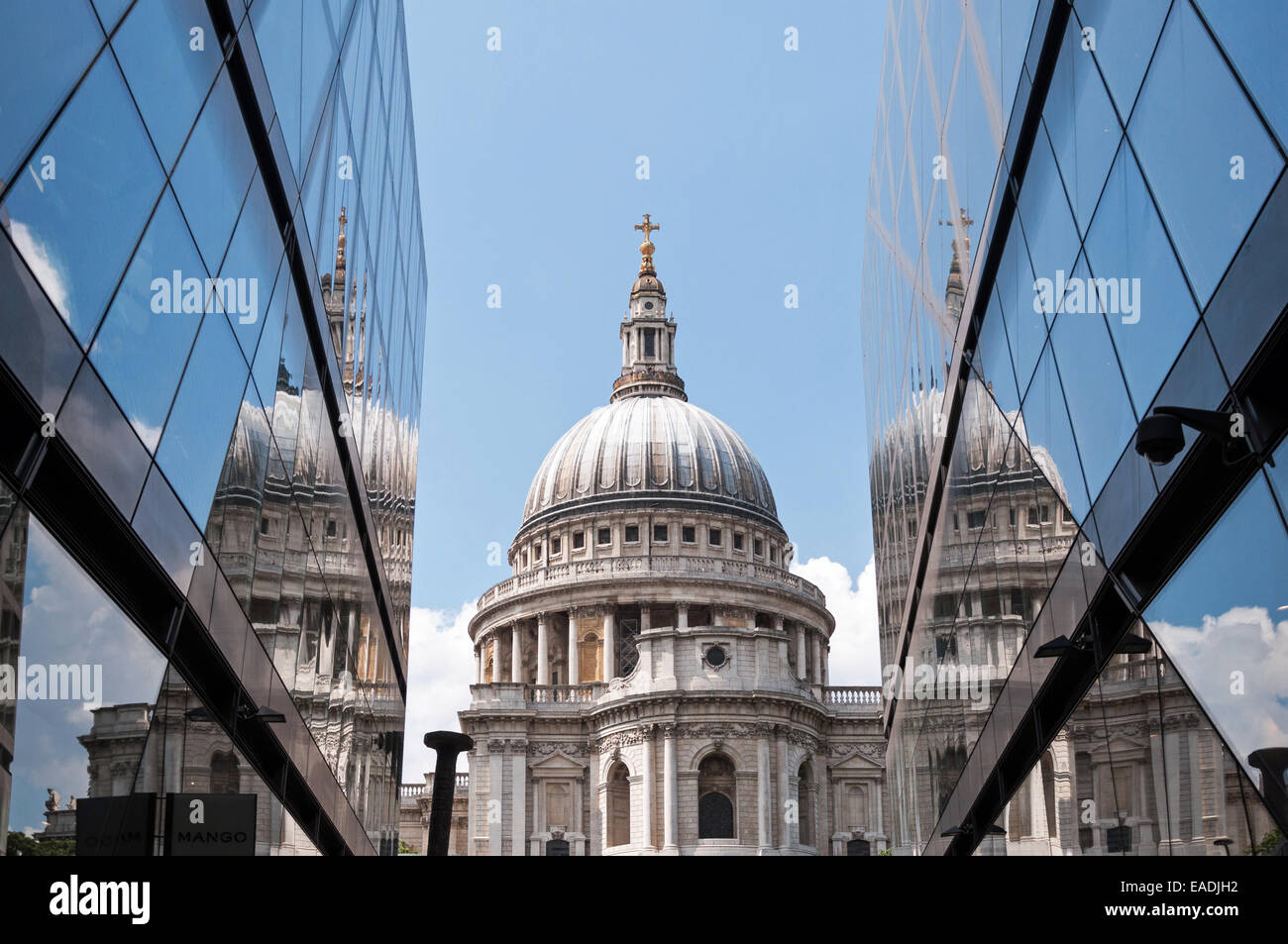 Blue glass windows reflect hi-res stock photography and images - Alamy