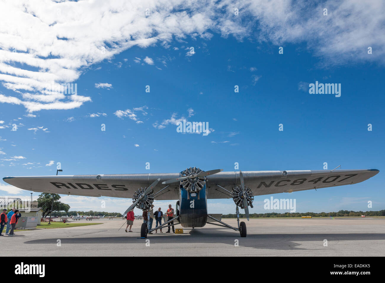 Vintage passenger aircraft hi-res stock photography and images - Alamy
