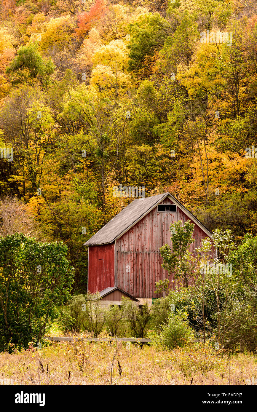 Hillside barn hi-res stock photography and images - Alamy