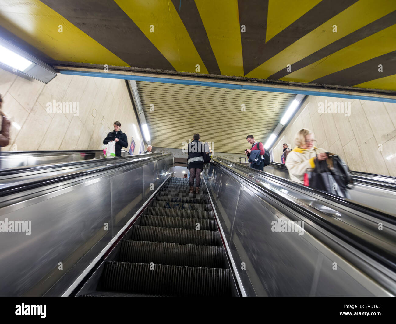 Escalator usa shopping hi-res stock photography and images - Alamy