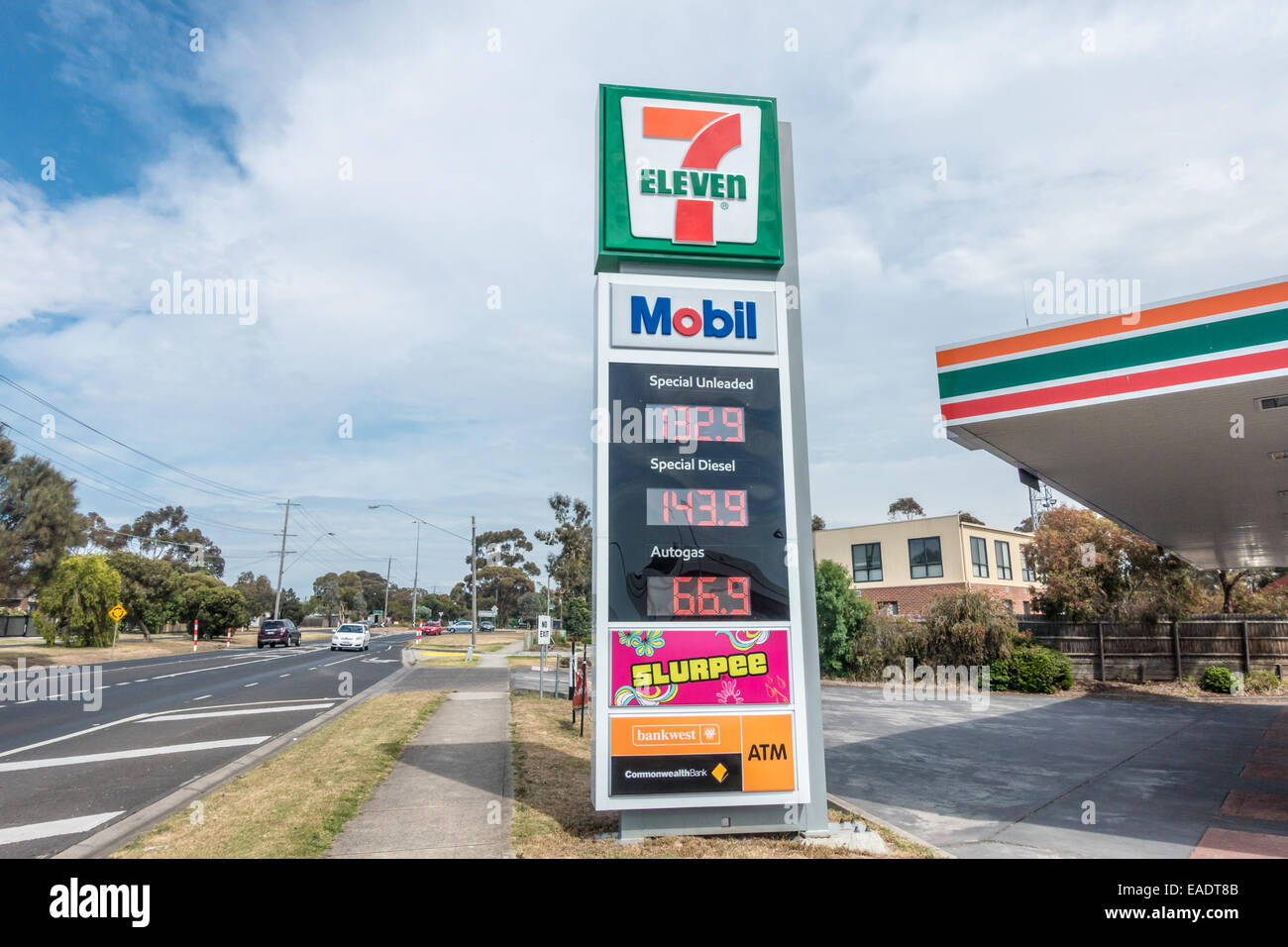 7 eleven gas station convenience store hi-res stock photography and ...