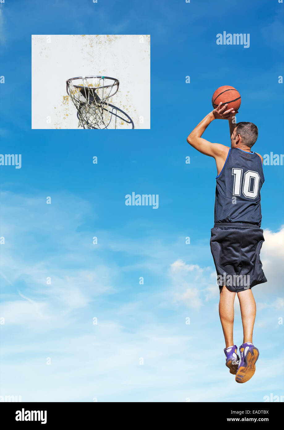 basketball player shooting the ball Stock Photo - Alamy