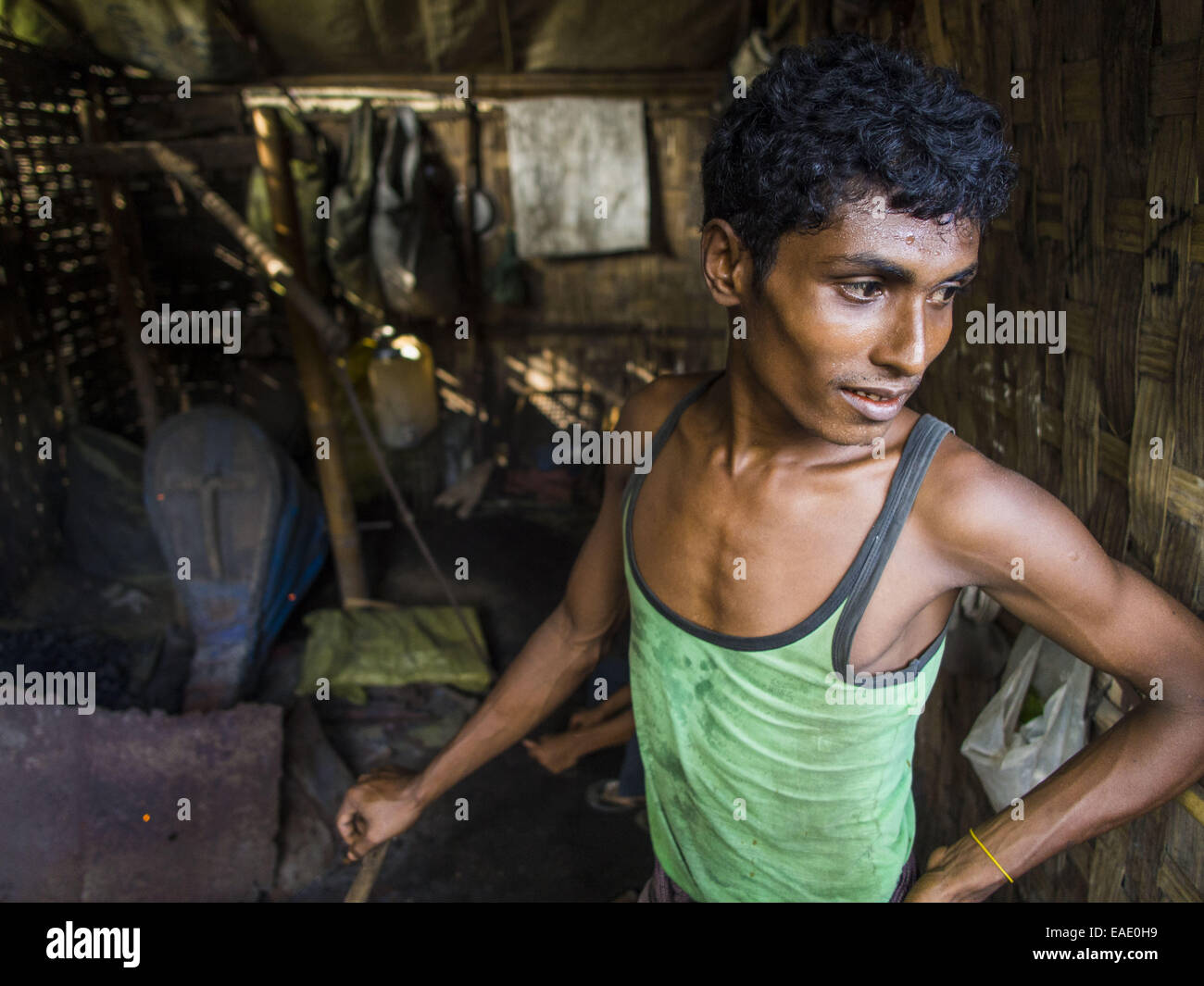 Sittwe, Rakhine, Myanmar. 9th Nov, 2014. Rohingya Muslim workers make ...