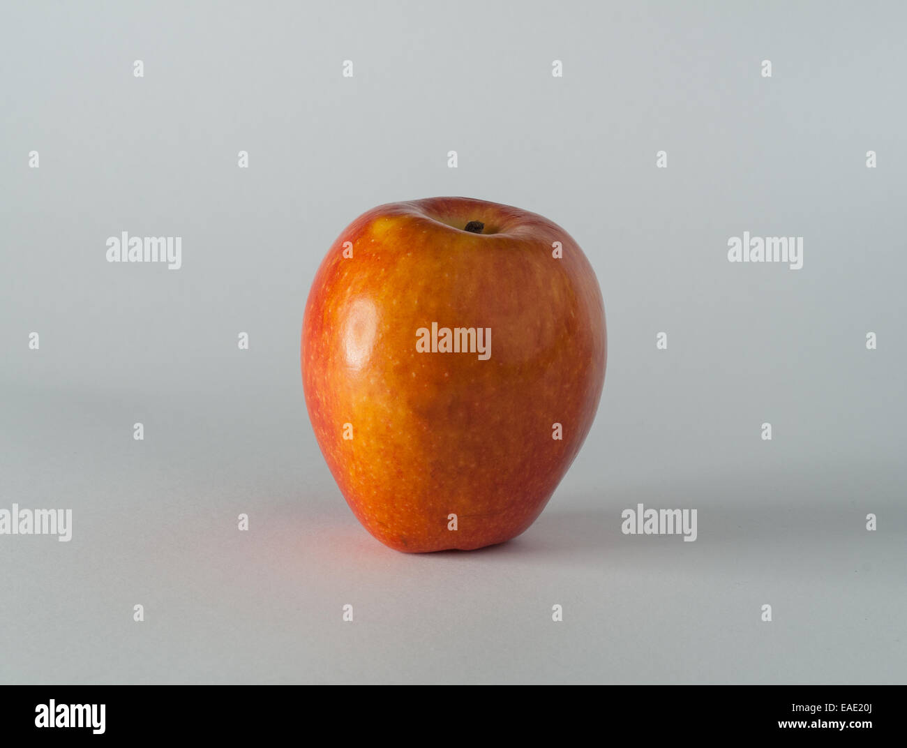 Red apple isolated on plain background Stock Photo - Alamy