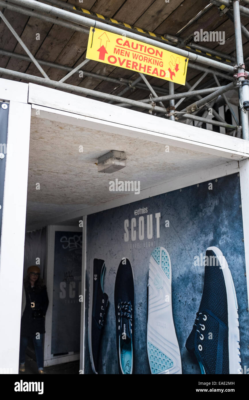 Caution men working overhead hi-res stock photography and images - Alamy