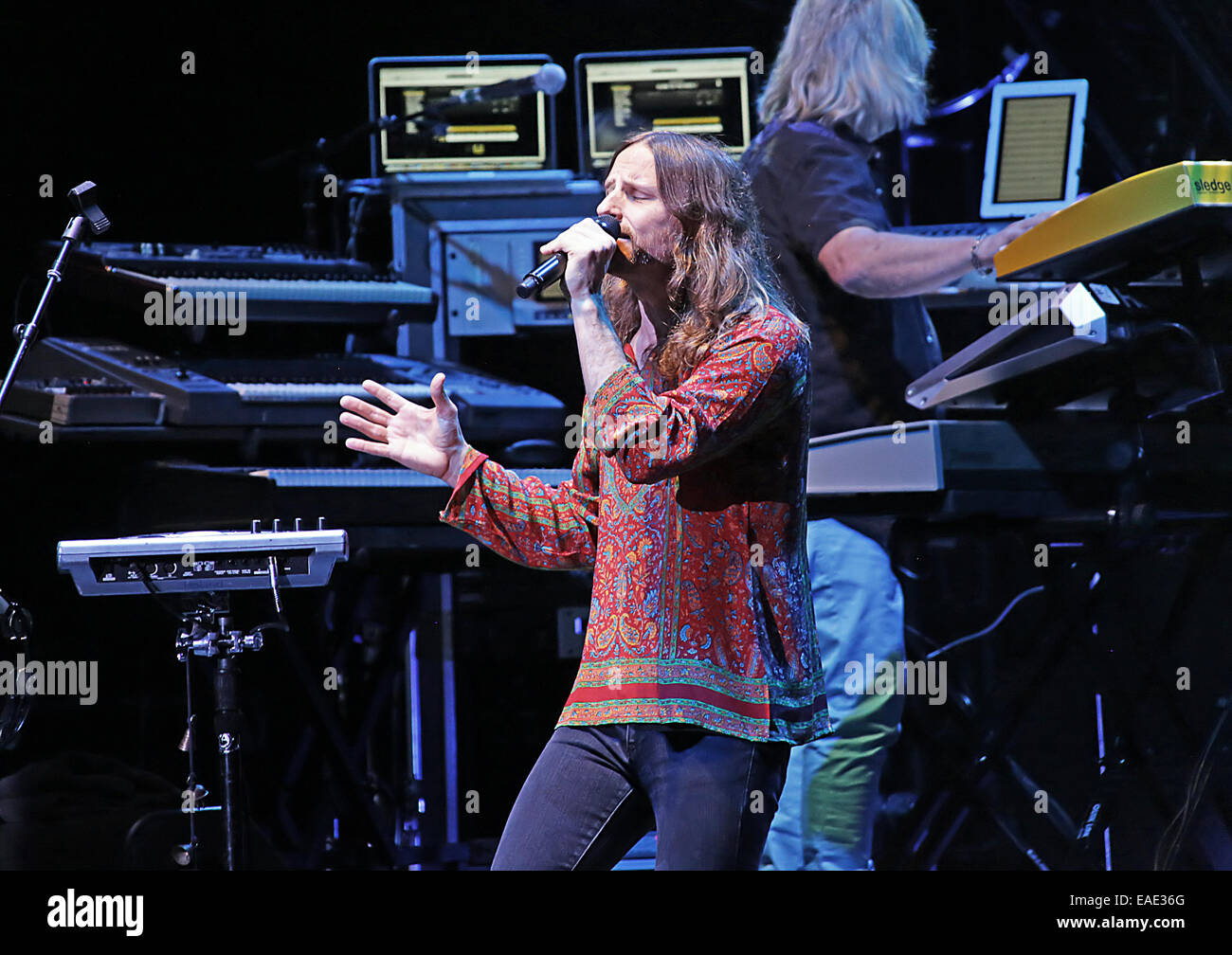 Yes perform live at Manchester O2 Apollo Featuring: Jon Davison,Geoff ...