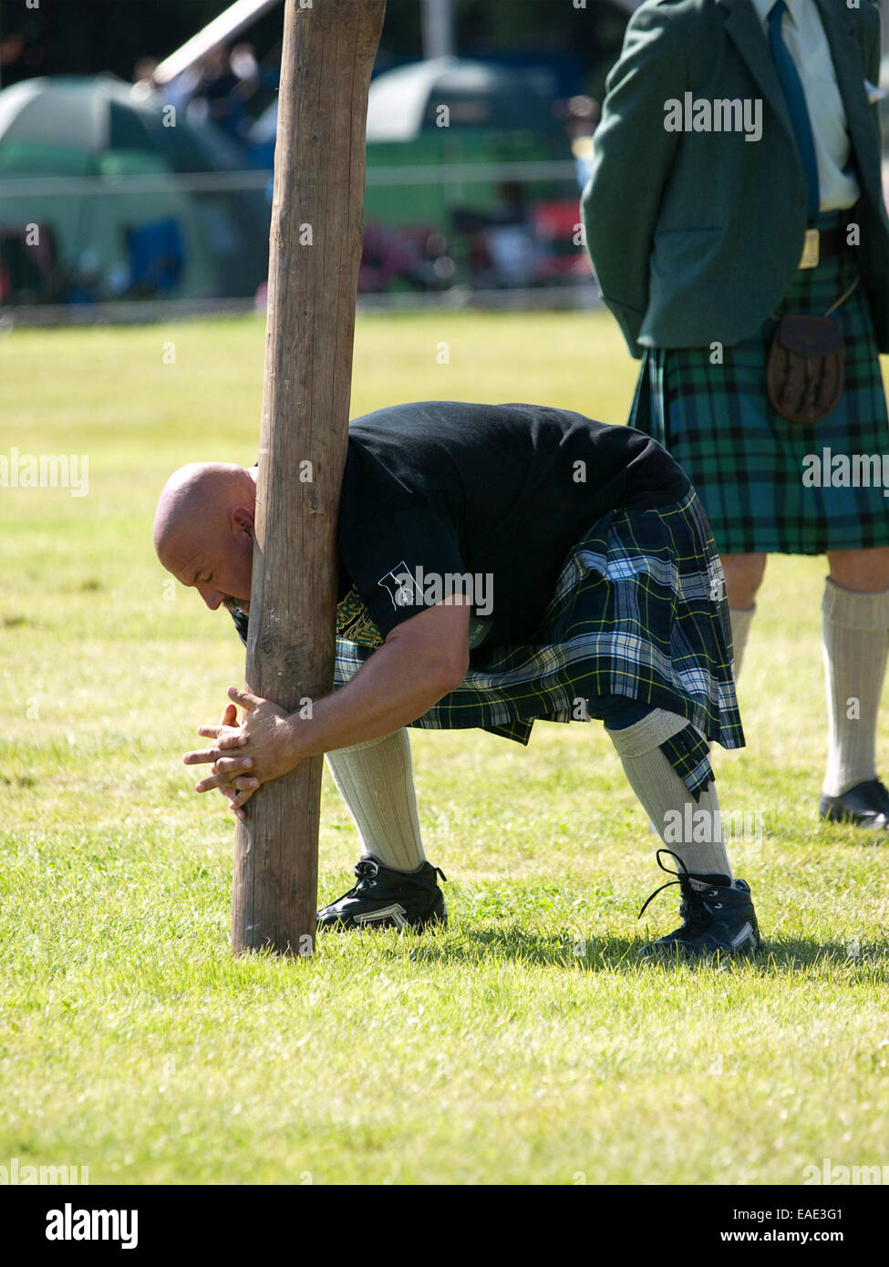 Man tossing caber hi-res stock photography and images - Alamy