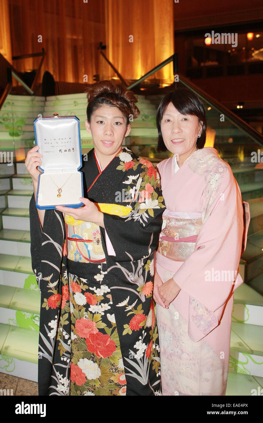 Tokyo, Japan. 7th Nov, 2012. (L-R) Saori Yoshida (JPN), Yukiyo Yoshida ...