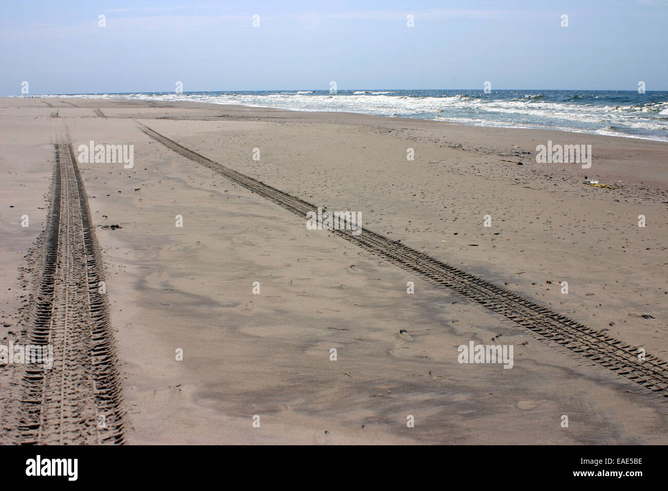 Wheel tracks hi-res stock photography and images - Alamy