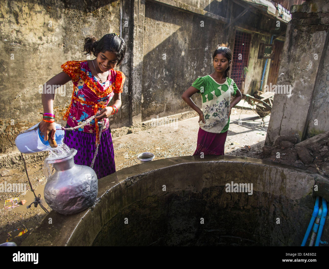Sittwe, Rakhine, Myanmar. 10th Nov, 2014. Girls draw water from a ...