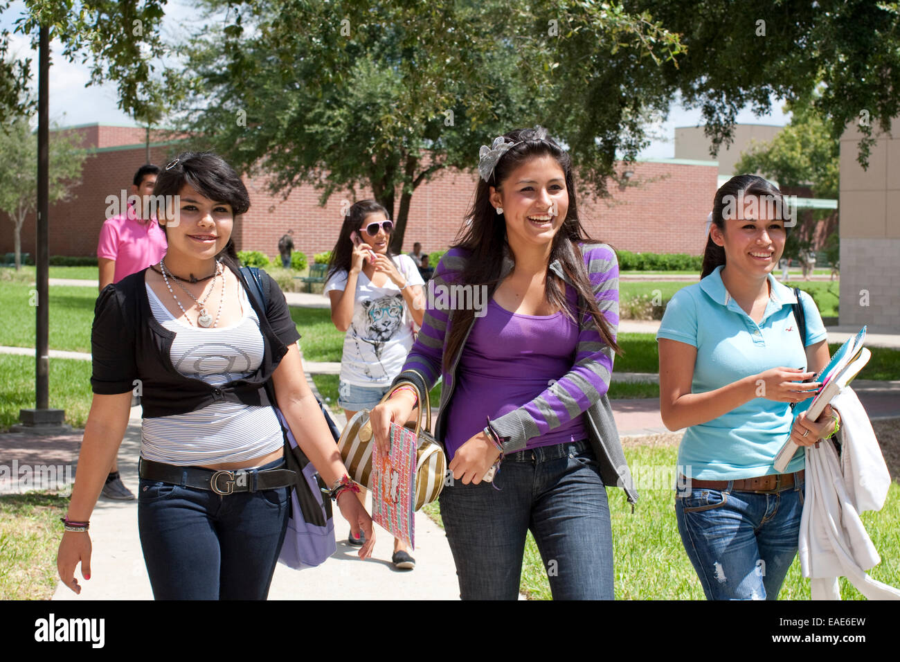 College girls walk on campus hi-res stock photography and images - Alamy