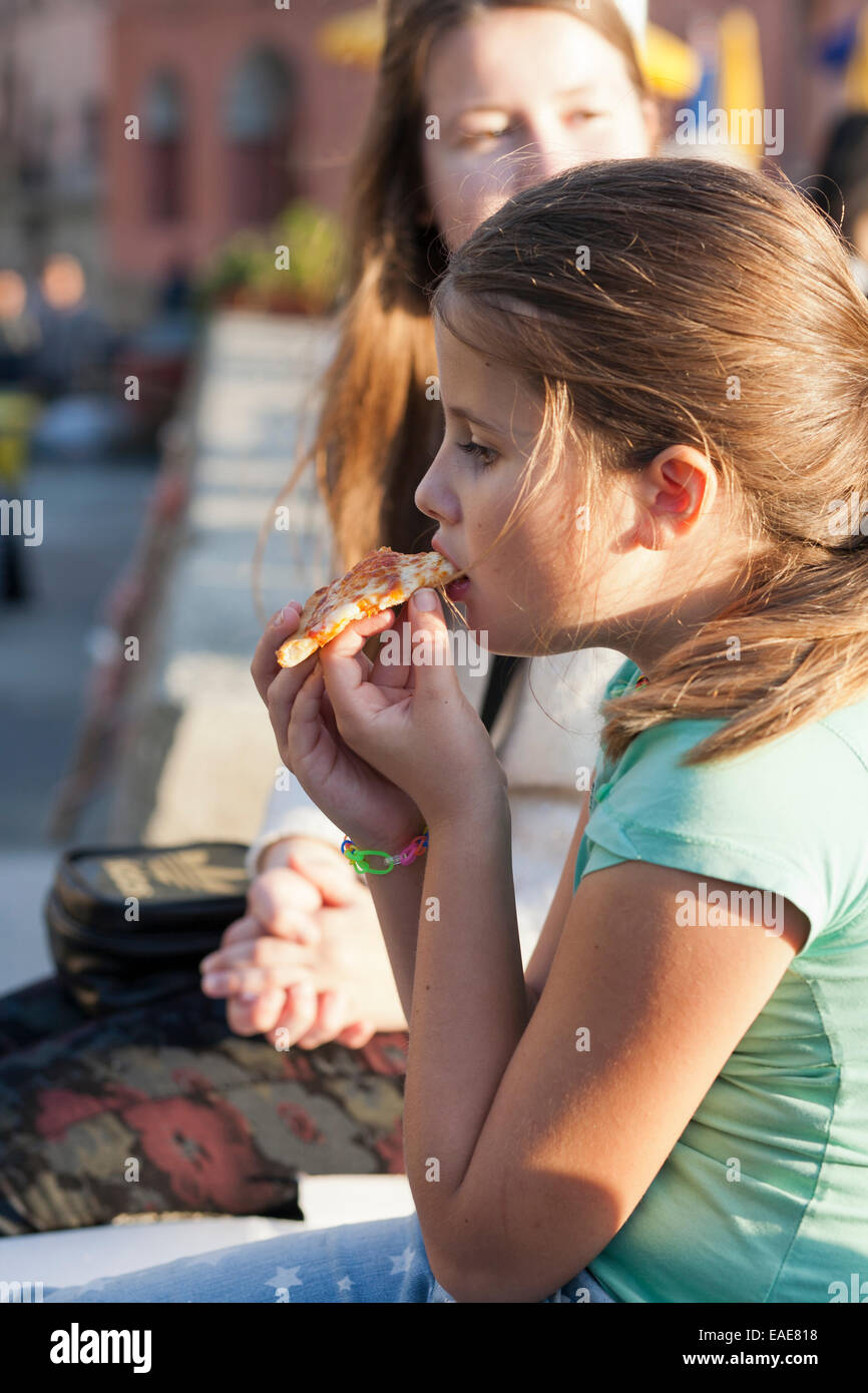 Girls enjoying fast food hi-res stock photography and images - Alamy