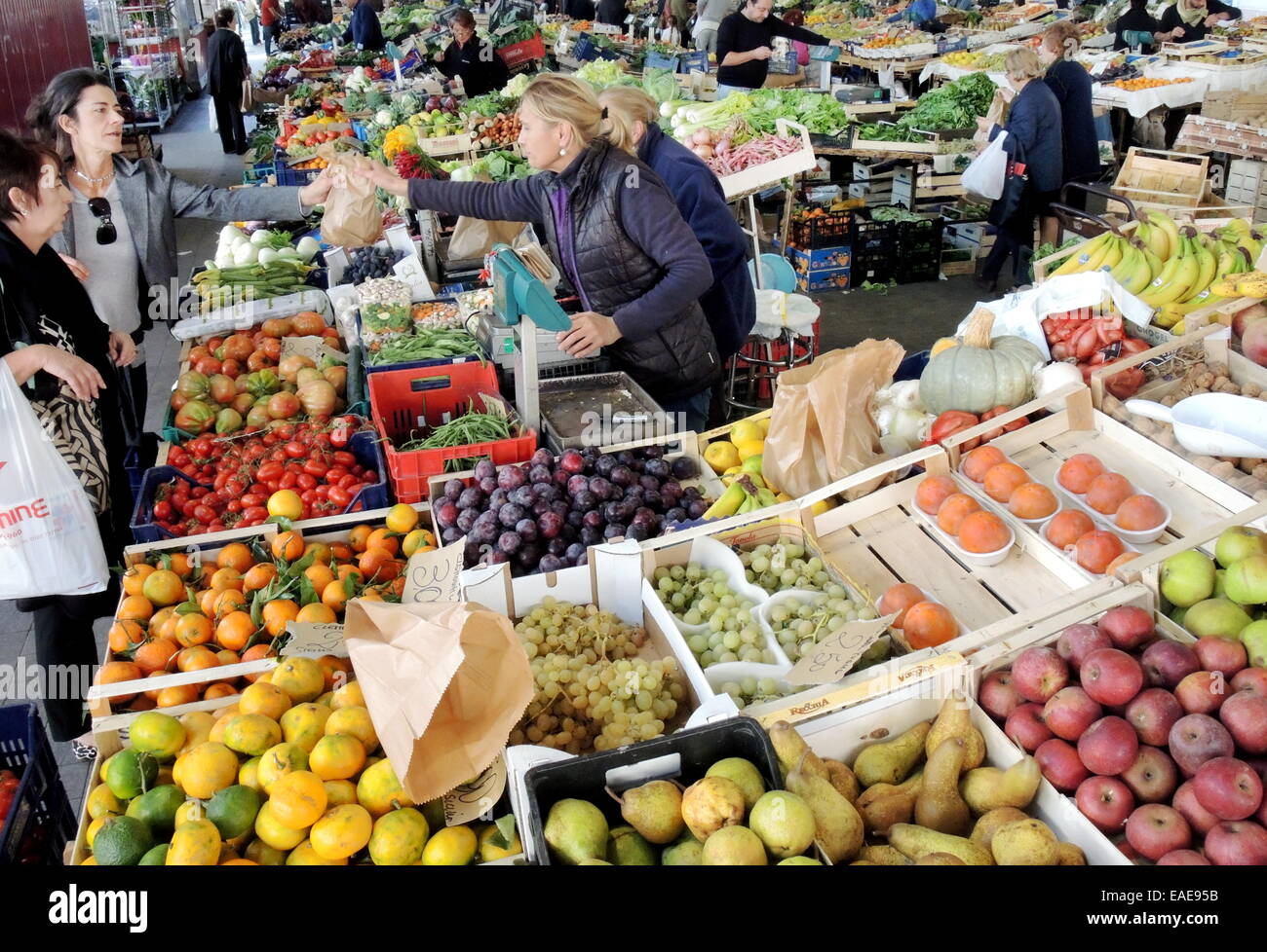 Market stand on the fruit and vegetable market in La Spezia (Liguria ...
