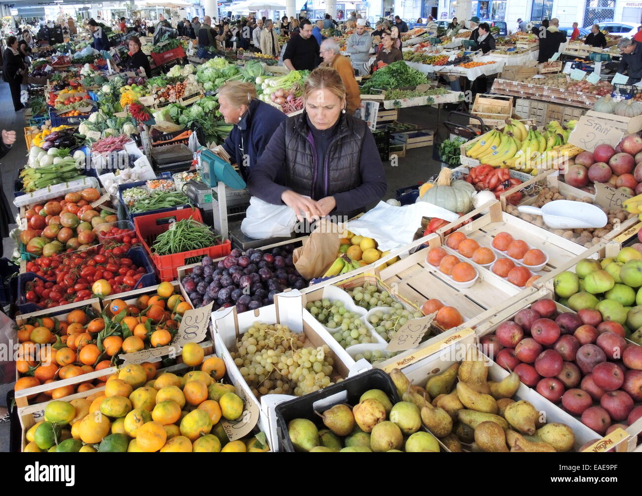 Market stand on the fruit and vegetable market in La Spezia (Liguria ...