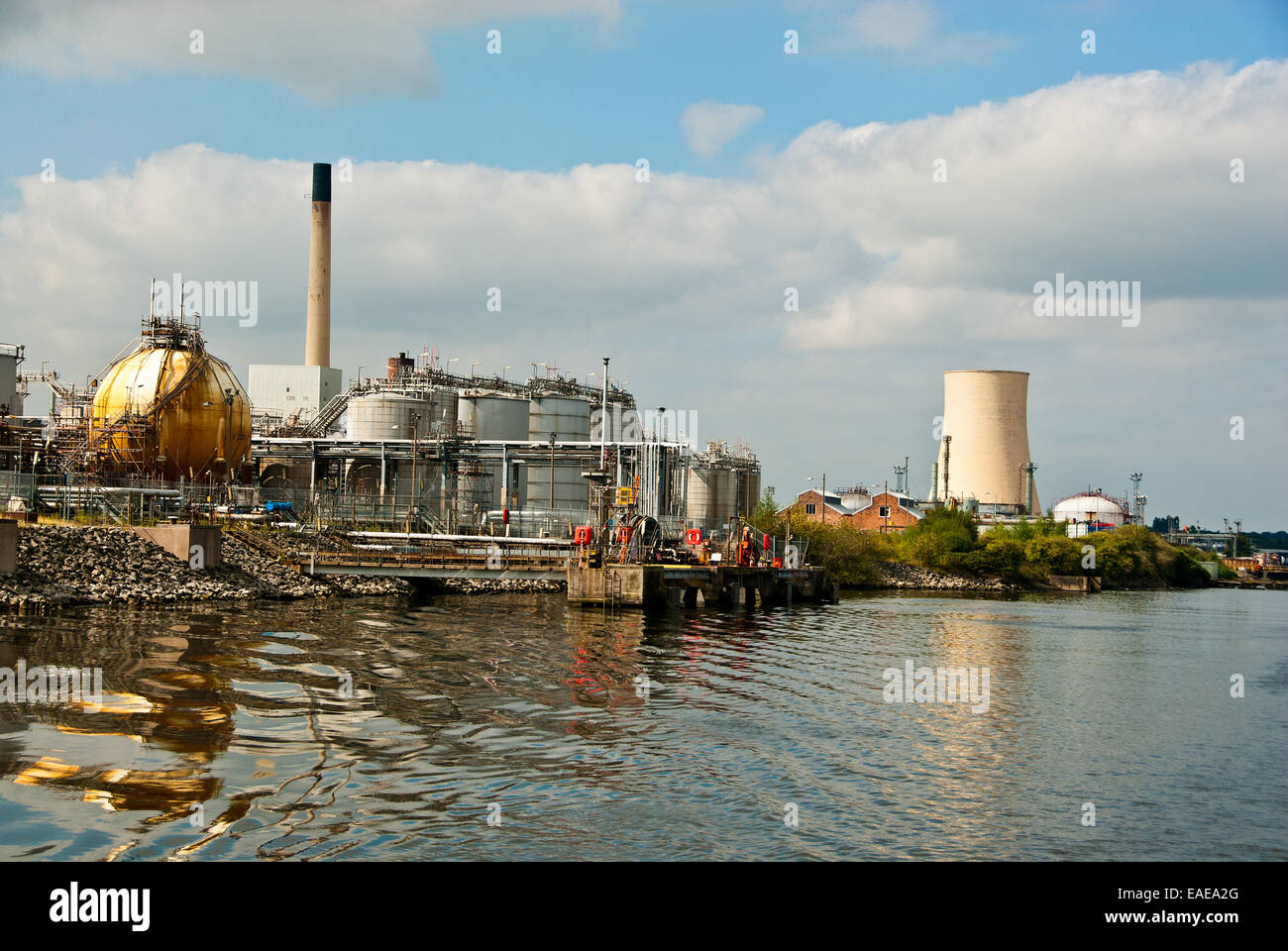 Refinery on the Manchester Ship Canal Stock Photo - Alamy